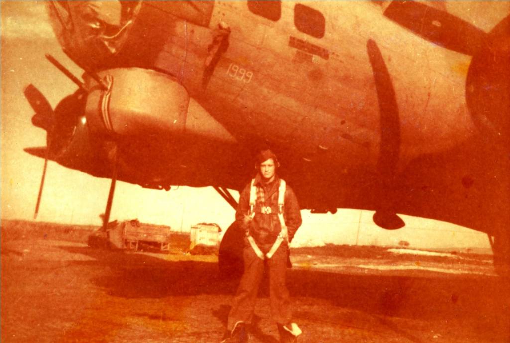 42-31999 / Chicken Ship aka The Pickwickian aka King Salvo | B-17 ...